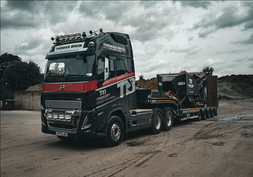Low loader movements /// Thomas Bros